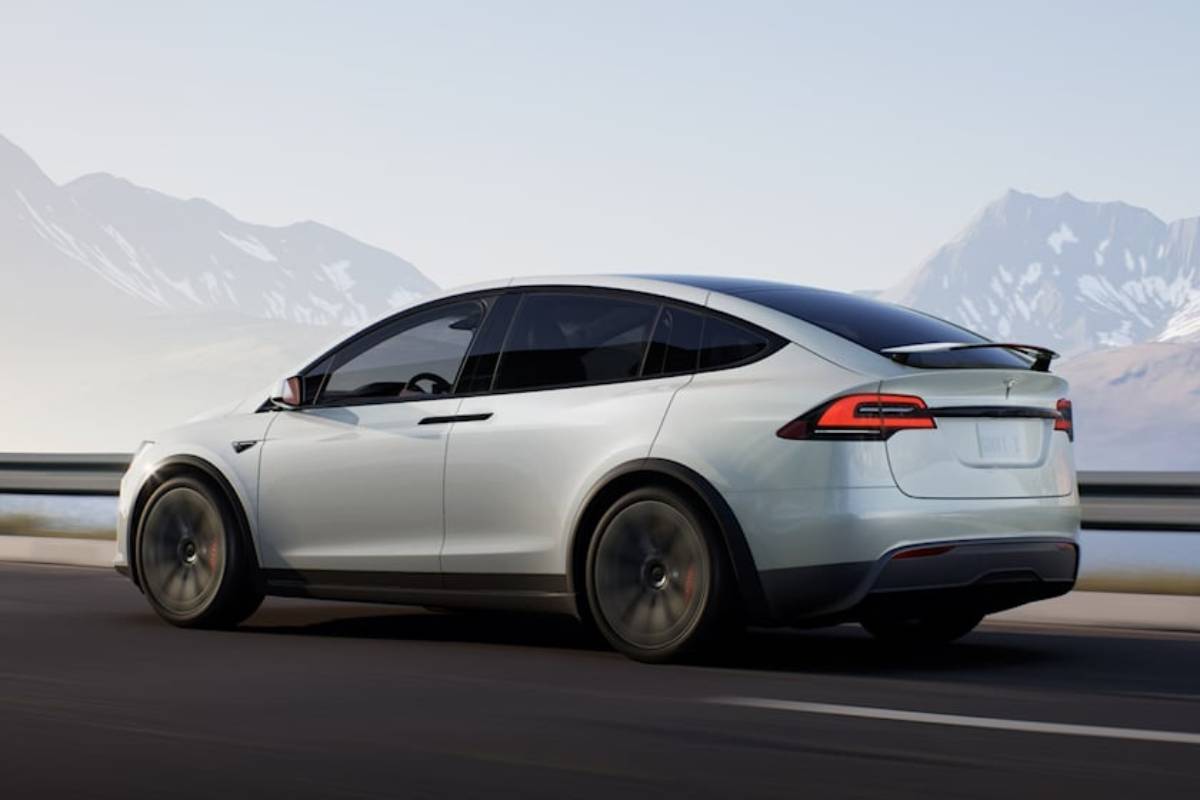 StriveME - اليكم ابرز الفروقات بين فولفو إي أكس 90 وتسلا موديل أكس 2024